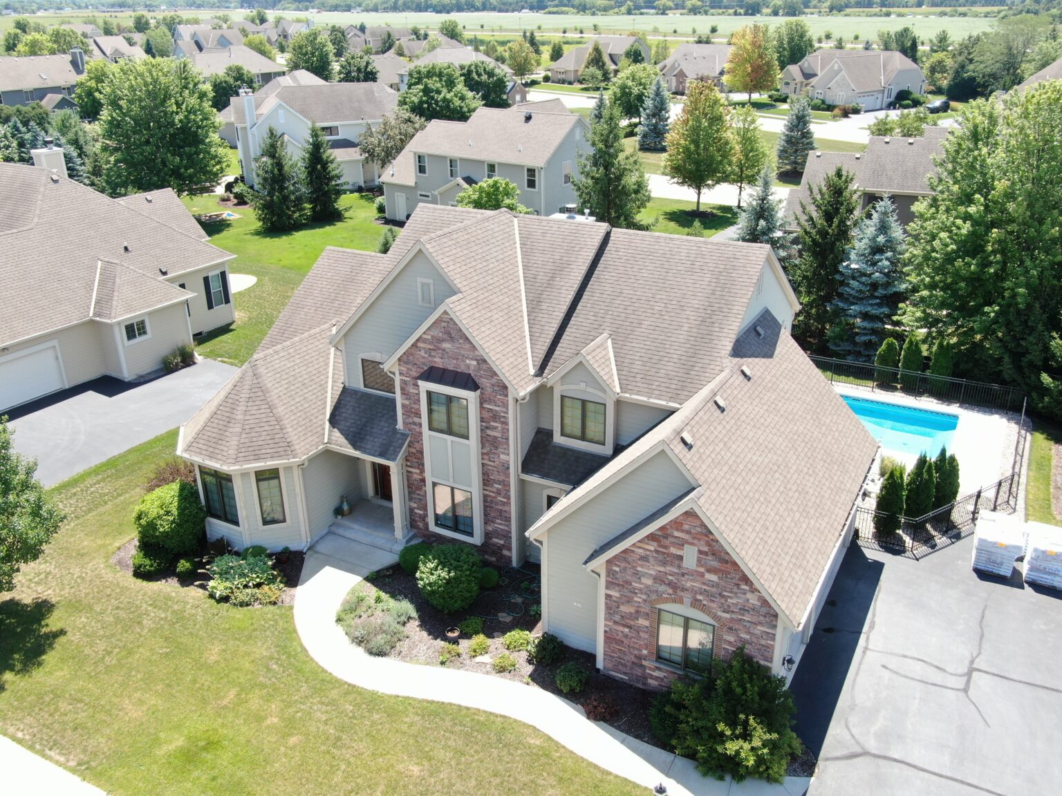 Atlas Pinnacle vs. StormMaster Shingles: Which is Best? - Rescue My Roof